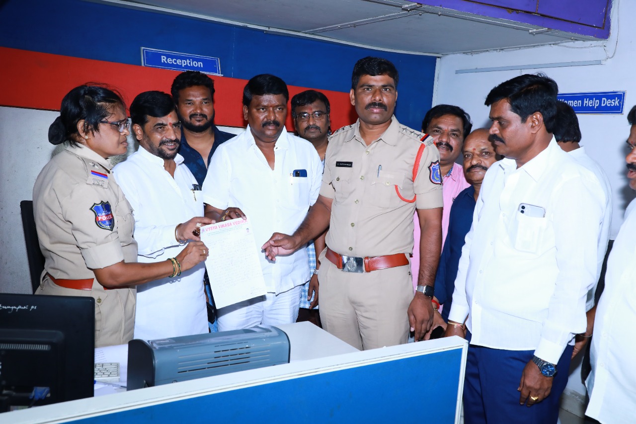 ఠాణాలో ఫిర్యాదు... చెంపలేసుకున్న జీవిత... వైశ్య కులానికి క్షమాపణ ...