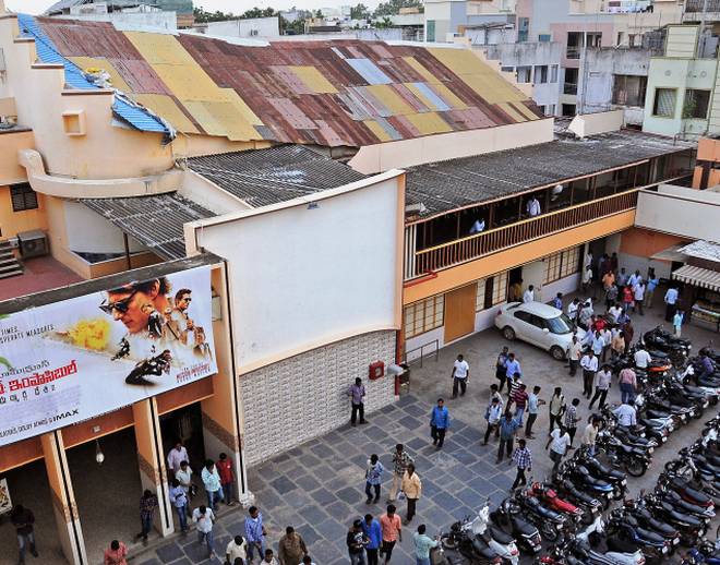 పాప్‌కార్న్ అమ్ముకోవడం కోసమే థియేటర్లు నడిపిస్తున్నట్టుంది సుమీ... - Muchata